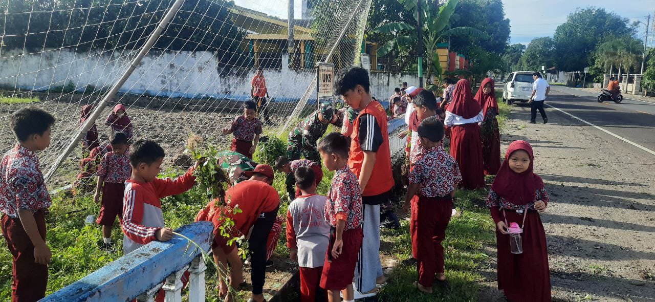 Koramil 03 Kodim 1404/Pinrang Ajak Siswa-Siswi SDN 78 Dolangan Bersihkan Saluran Air Dan Halaman ...